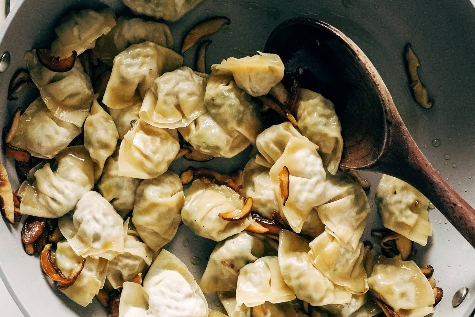Chicken Wontons in Spicy Chili Sauce Recipe - Pinch of Yum
