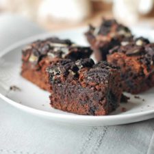 Fudgy Oreo Brownies Recipe - Pinch of Yum